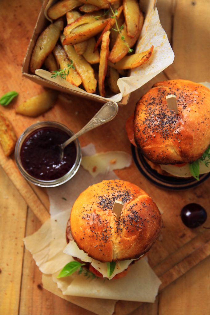 Burger basque, frites maison et ketchup aux cerises noires