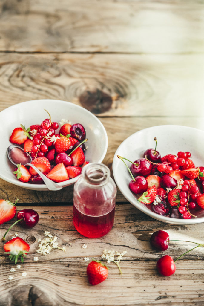 Nage de fruits rouges au sirop fraises sureau - Fraise & Basilic