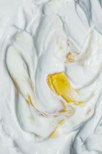 Shrikhand à la fleur d'oranger et aux fruits rouges - Fraise & Basilic